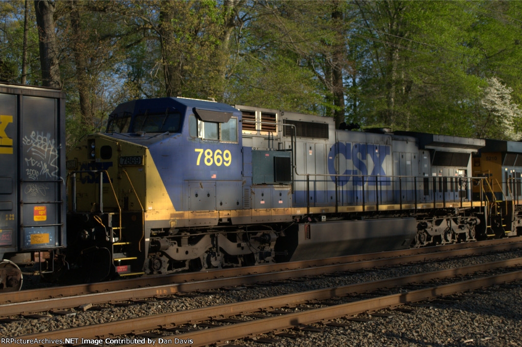 CSX C40-8W 7869 trails on Q439